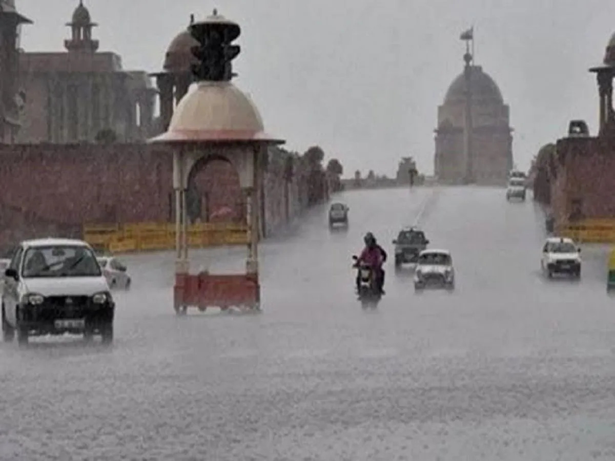Delhi Weather Today: Hot Afternoon, Cloudy Skies & Thunderstorm Chances